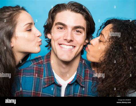 Filles Qui Se Font La Bise Banque De Photographies Et Dimages à Haute