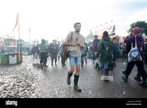 Festival Goers At Glastonbury Festival Worhty Farm Pilotn Uk Stock
