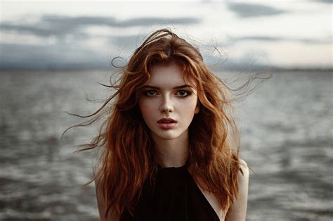 2560x1700 Redhead Model Wavy Hair Looking Directly Chromebook Pixel Hd