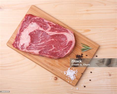 Mentah Uncooked Marmer Daging Sapi Steak Ribeye Foto Stok Unduh