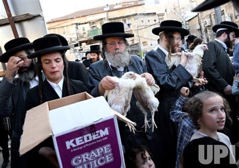 Photo Ultra Orthodox Jews Perform The Kapparot Ritual For Yom Kippur