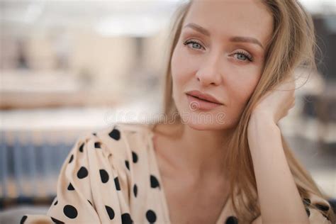 Nära Porträtt Av En Vacker Blond Kvinna Utomhus Nära Väggen Arkivfoto