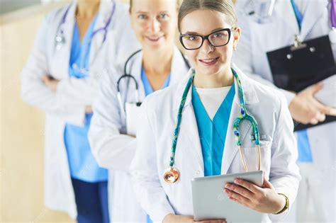 Grupo De Médicos E Enfermeiras Em Pé No Quarto Do Hospital Foto Premium