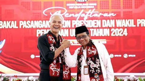 Ganjar Pranowo Dan Mahfud Md Daftar Ke Kpu Bawa Buku Visi Misi