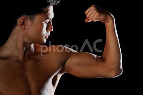 力こぶを出して見ている男性のバストアップ No 25610152｜写真素材なら「写真ac」無料（フリー）ダウンロードok