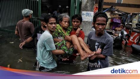 Terjebak Banjir Rob Di Jakut Warga Lansia Dievakuasi