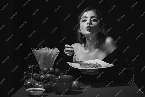 Premium Photo Sensual Woman Eat Spaghetti Italian Girl Eats Spaghetti