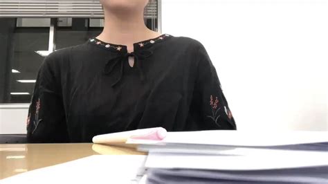 講義中に乳首を出しちゃう露出狂女 Twitterの動画をダウンロード