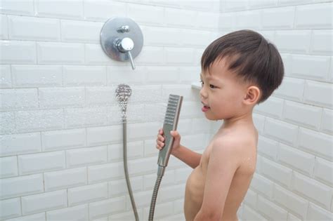 Garçon Prendre Une Douche Vecteur Premium