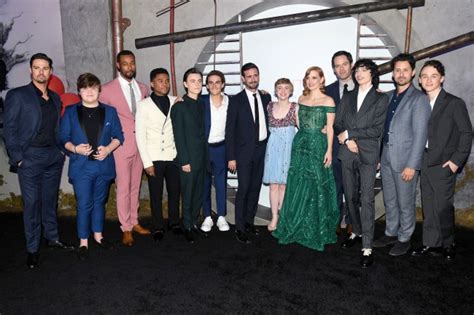 'It Chapter Two' Adults Posed With 'It' Kids