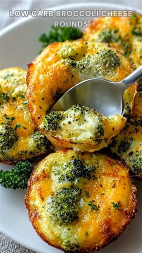 Broccoli chopped and mixed. Sprinkle garlic powder, onion powder, black pepper. Bake at 400°F for 15–18 minutes until crispy-edged, cheesy, and golden with a tender center. Ingredients ➤ 2 cups fresh broccoli florets ➤ 1 cup shredded cheddar cheese ➤ 2 large eggs ➤ ½ cup almond flour FULLL Recipe in First Cօʍʍеոτ 👇👇🗯️ | Nessy Recipes