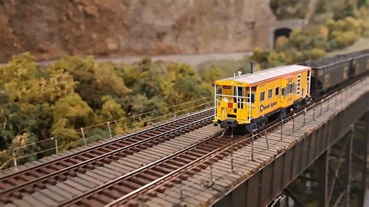 Soundtraxx Tsunami 2和61辆车，10辆配备Soundcar解码器视频搬运