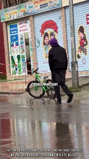 😳 Quand il va se placer sur le vélo…