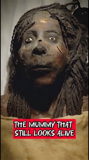 A Mummy That Looks Alive… And the Woman Behind It This mummy is not anonymous. It belongs to Queen Nodjmet (Mwt-njmt) — one of the most powerful women of ancient Egypt during a critical period of transition, between the late 20th Dynasty and the early 21st Dynasty. Nodjmet was not simply a royal consort. She was the wife of Herihor, High Priest of Amun in Thebes, a man who combined religious and military authority and effectively ruled Upper Egypt at the time. Historical evidence also suggests t