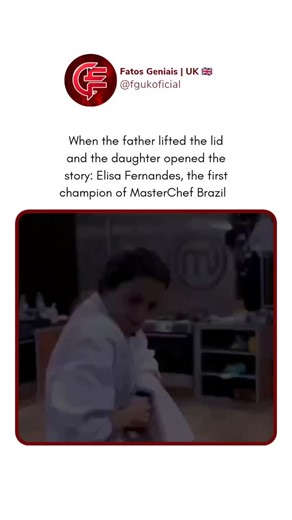 Fatos Geniais | UK on Instagram: "The story of Elisa Fernandes, winner of the first season of MasterChef Brazil in 2014, is a clear example of how family support can turn moments of tension into unforgettable memories. In the live-broadcast final, Elisa, then only 24 years old, faced an unexpected obstacle that threatened her success: a simple jar of jam whose lid she could not open. Time was slipping away relentlessly, the pressure was immense, and that ingredient was essential to complete the 