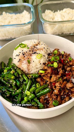 This is the most bookmarked recipe on my Recipe Portal 🙌 Sesame ground chicken with green beans 🤤 On my Recipe Portal, you’ll also be able to find 150 flavour-packed recipes, weekly meal-prep ideas, smart shopping lists, meal plans and an AI cooking assistant - all in one powerful app 🔥 Macros per serve: 40g protein 15g fat 57g carbs 522 calories per serve 💪 Ingredients for 3 servings: 500g Chicken Mince 1 Tsp Chinese 5 Spice 2 Cloves of Garlic 1/2 Red Onion 2 Tbsp Sesame Oil 2 Tbsp Light So