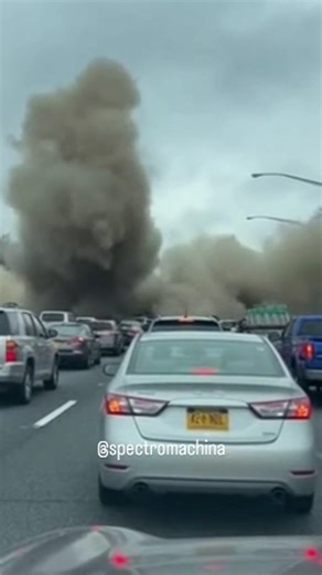 AI-ROBOTSON-2042 on Instagram: "🇯🇵 日本的能量产出型“行走发电板”——中文长文描述 日本长期面临能源依赖度高、可再生能源空间有限的问题，因此在城市基础设施中，他们不断尝试各种微型能源回收技术，其中最具代表性的，就是安装在车站、商场与人流密集区域的“能量产生行走地板”（歩行発電フロア）。 这种地板的核心原理是压电效应：当人们踩踏地板时，地板内部的压电材料（通常是压电陶瓷或聚合物）会因受压而产生微弱电流。虽然单次踩踏产生的能量很小，但在人流密集的区域，例如东京涩谷站、秋叶原电器街、成田机场等地，每天数十万次的踩踏累积起来，就能形成可观的电力输出。 这些发电板通常由多层结构组成： 上层为耐磨透明板，既能承受高频踩踏，又能让内部结构可视化，增加科技感。 中层为压电模块，由数十到数百个压电单元组成，每个单元在受力时都会产生电荷。 底层为能量收集与转换电路，将零散的微电流整合、稳定化，再储存在电池或直接供给附近设备。 在实际应用中，这些地板产生的电力通常用于： 为车站的 LED 指示灯供电 驱动小型广告屏幕 为环境传感器供电 作为示范项目展示实时发电量，让公众