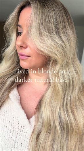 Lived-in blonde on a natural level 5 🤎 On darker natural bases, it’s not just about lifting it’s about how you melt it back together. Here’s how I create that soft, seamless grow-out: • Fine weaves intentional placement for brightness where it counts • Leaving natural depth for contrast dimension • Teasing / micro-blending to avoid harsh regrowth lines • Root melt using Igora Vibrance with a subtle base break to gently diffuse the natural level 5 • Glossing for creamy, balanced tone (never flat
