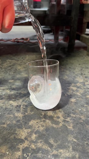 Thermal shock = broken glass 🔥 When hot glass cools too quickly, different parts contract at different rates—creating stress that can crack or shatter the piece. Managing heat and cooling is everything. Slow it down or lose it. #glassblowing #thermaldynamics #glassart #glass #glassartist