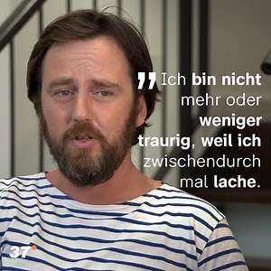 476K views · 3.2K reactions | Eric hat lange als Musikmanager gearbeitet, aber sich vor einigen Jahren einen Traum erfüllt und als Quereinsteiger ein Bestattungsinstitut gegründet. Ihm ist bei seiner Arbeit wichtig, dass die Angehörigen genug Zeit und Ruhe für einen Abschied nach ihren Vorstellungen bekommen. Was in seinem Institut noch anders ist, seht ihr im 37 Grad-Film "Mehr als Sarg und Service": https://kurz.zdf.de/IsY/ | 37 Grad | Facebook