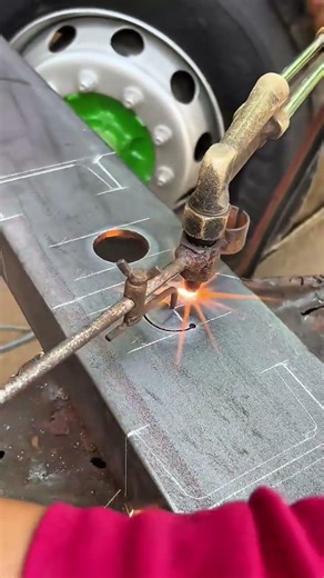 Precision Metal Cutting Using Torch With Circular Guide Tool