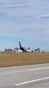 634K views · 10K reactions | A smooth landing by this Lufthansa Boeing 747 杻 #lufthansa #boeing #avgeek | Airways Magazine | Facebook