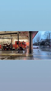 TDA LEAVING THE BARN•Seattle Fire (WA) Fire Department Ladder 9 a Pierce Tractor Drawn Aerial•Video from: @firedogsphotos | Tractordrawnaerial.com