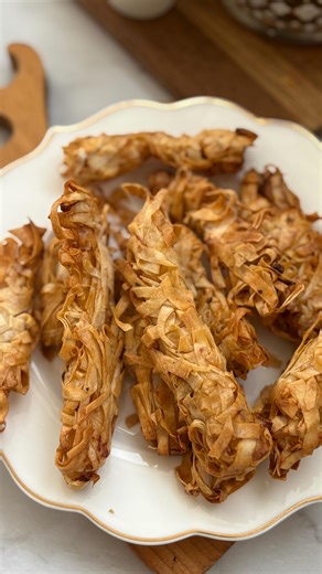 Aashiqa Raweez on Instagram: "Crispy threads outside, juicy chicken inside 🤍 Ingredients Chicken & Marinade • Boneless chicken strips – 400 g • Salt – ¾ tsp • Black pepper powder – ½ tsp • White pepper powder – ¼ tsp • Red chilli powder – ½ tsp • Chilli flakes – ½ tsp • Oregano – ½ tsp • Egg – 1 • Cornflour – 2 tbsp • Thick yogurt – 1 tbsp • Soya sauce – 1 tsp • Chilli sauce – 1 tbsp (reduce chilli powder slightly if this is spicy) Wrapping • Spring roll sheets / samosa sheets – 5–6 sheets, cut