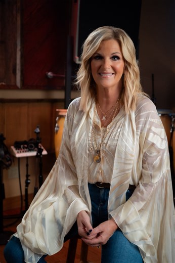 I've talked about how honored I've been to write with these incredible songwriters for "The Mirror", and I have a few more songs from that time I want to share with you. "The Mirror (Deluxe)" is out on Friday, and it's truly an extension of this process of leaning into songwriting for the first time. I can't wait for you to hear these new tracks, pre-order the album today 🩵 https://trishayearwood.lnk.to/TheMirrorDeluxe | Trisha Yearwood