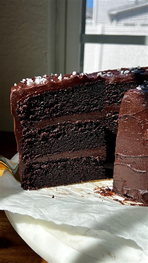 Kiley O'Donnell on Instagram: "MINI MATILDA CHOCOLATE CAKE Pure decadence ✨ Recipe below OR comment ‘CAKE’ to get the recipe sent to you 🤎 #Recipe Details: Chocolate Cake: - 1 3/4 cups (230g) AP flour - 1 3/4 cups (350g) granulated sugar - 3/4 cup (72g) cocoa powder - 2 tsp (12g) baking soda - 1 tsp (4g) baking powder - 1 tsp (6g) salt - 1 cup (240ml) buttermilk, room temp - 1/2 cup (120ml) avocado oil - 2 eggs, room temp - 2 tsp (8g) vanilla - 1 cup (240ml) hot brewed coffee Choc Fudge Frostin