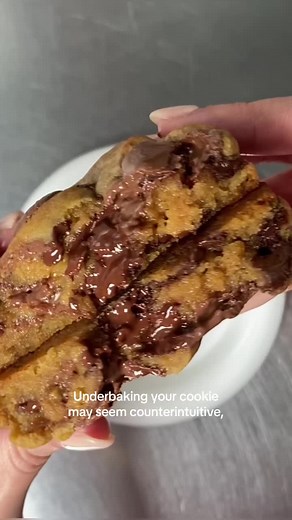 Unpopular opinion: underbaking your cookie is actually a good thing🍪 Find this helpful? Learn more about how to make your cookie better in our Cookie Virtual Course! Link in bio. #cookies #cookie #cookiehack #sgbakes