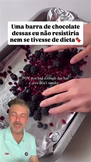 Fabiano Amaral | Receitas e dicas on Instagram: "Barra de Chocolate com Frutas Vermelhas e Flor de Sal 🍫🍓✨ A sobremesa perfeita para acalmar a alma depois de um dia difícil! Crocante, doce, ácida e sofisticada — tudo em uma barra de chocolate gourmet que você faz em minutos, sem precisar assar. Ingredientes: · 200g de chocolate amargo (70% cacau ou mais) 🍫 · 1 colher de chá de óleo de coco 🥥 · ½ xícara de framboesas 🍓 · ½ xícara de mirtilos (blueberries) 🫐 · ¼ xícara de sementes de romã ❤️