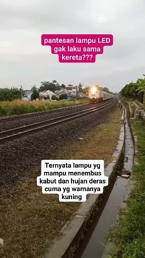 lampu Lokomotif menyala terang . . . . . . . . . . . . . . . . . . . . . #reels #kereta #keretaapi #train #railway #railroad | Railway Train Railroad