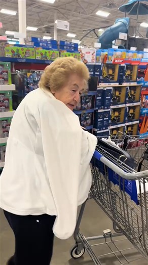 🍁Retirees: After working hard your entire life, what happens when your savings run out but the bills keep coming? The average CPP payment is only $850/month — nowhere near enough to cover today’s mortgage, groceries, and bills. And here’s the truth: 75% of Canadians aged 55–64 have less than $100,000 saved for retirement. That’s why more Canadians are turning to life insurance — to protect their family’s future when savings and CPP simply aren’t enough. 🍁 Here’s what you can lock in today: ✅ U