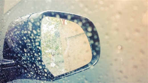 Alerta por precipitaciones: hay un truco casero para que los retrovisores del coche sean inmunes a la lluvia