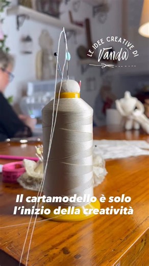 Vanda | MAGAZINE CREATIVO on Instagram: "“Non è un tutorial. È un corso di creatività.” Hai mai pensato che una bambola possa muoversi e raccontare una storia? In questa diretta ti insegno a: ✔ dare equilibrio al corpo ✔ creare posture espressive ✔ uscire dagli schemi del cartamodello Una Pigottina non è mai uguale a un’altra. 👉 Diretta gratuita salvata sul mio canale YouTube LE PIGOTTINE DI VANDA 👉 Cartamodello nel manuale “A PASSO DI DANZA”. https://leideecreativedivanda.it/prodotto/a-passo-