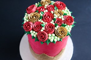 How to pipe some of the most basic and easiest roses for a gorgeous Valentine's Day cake. For the full video tutorial with instructions, please visit: http://www.youtube.com/c/rosiesdessertspotaustralia for custom cake toppers: rosiesdessertspot.com/product-category/acrylic-cake-toppers | Rosie's Dessert Spot