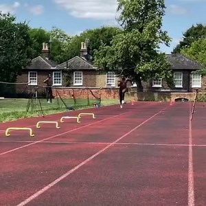 À l’entraînement avec le sprinter Harry Aikines-Aryeetey (🏴󠁧󠁢󠁥󠁮󠁧󠁿) – RP à 10"08 sur 100 mètres ! Travail d’explosivité avant sa rentrée en compétition. Physique monstrueux – puissance maximale 🐻💥 | RUN'IX