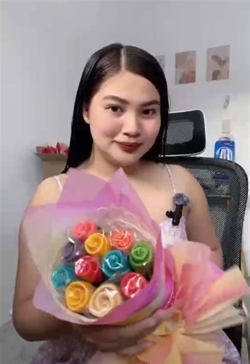 Sweetblooms delivered to me, by me. 💕 🛒 Order via TikTok Shop Available at: • Main Branch / Online Pickup Point 37B3 J. Abad Santos St., Heroes Hills, Brgy. Sta. Cruz, Quezon City 1104 (Near Delta, Q. Ave) • SM Megamall – 09175135301 2nd Floor, Counter 204, Mega B (near Department Store) • SM Manila – 09175135302 2nd Floor, fronting CLN • SM Fairview – 09175135303 Lower Ground Floor, near Coffee Bean & Tea Leaf #SweetBlooms #LoveInBlooms #TheFlowerYouLoveToEat #ValentinesGift #UniqueValentines