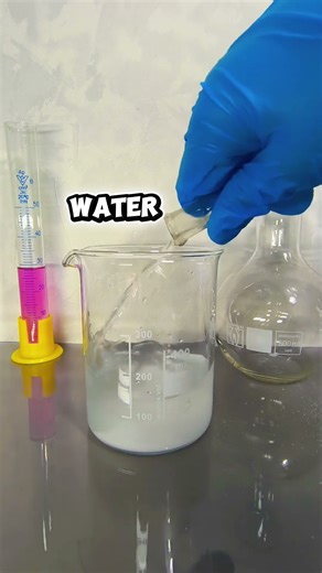 Educational demonstration of a color change using a chemical indicator in a baking soda solution.⚗️🧪
