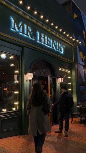 Mr. Henry on Instagram: "Wrapping up the ideal holiday night at Mr. Henry Bar 🎄🥂 From dinner at Hanks to cocktails at Sidebar, every stop brought the holiday magic. One hospitality family, three ways to celebrate the season."