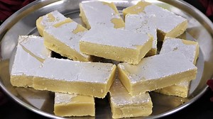 Barfi Recipe ना घी ना चाशनी न मिल्क पाउडर सिर्फ 2चीज़ो से हलवाई जैसी जबरदस्त मिठाई बर्फी Barfi Recipe FULL RECIPE LINK : https://cookwithparul.com/ #CookwithParul ko jarur Subscribe karein - https://goo.gl/n9nvav Instagram me follow jarur karein – https://www.instagram.com/cookwithparul/ Ingredients List सामग्री Full Fat Milk - 1.5 Ltr Sugar - 1/2 Cup (120gms) #barfirecipe,#burfirecipe,#Burfi,#barfi,#barfirecipeinhindi,#burfirecipeinhindi,#milkburfi,#milkburfirecipe,#milkbarfirecipeinhindi,#dood