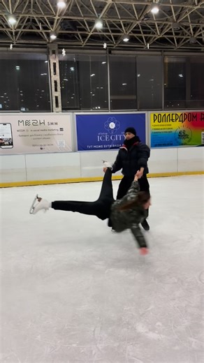Тренер | Фігурне катання | Дніпро on Instagram: "Командная работа тренеров 💪⛸️"
