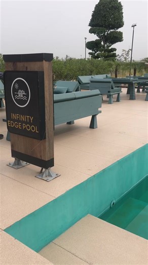 Naturals Club & Resorts: Infinity Edge Pool Experience
