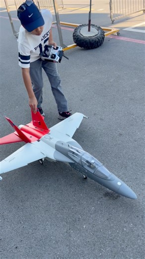 มาชม T-7A red hawk ค่าย X-Fly model ดัก 80mm เป็นอีกตัวเลือกสำหรับคนที่เบื่อค่ายเดิม ๆ บินดี ราคาไม่แรงมาก น้องเค้าบินเก่งมาก ๆ อีกคนนึง เท่าที่เคยเห็นมาเลยคับ#hobby #pongpingkapong #iphone17promax #HolidaySeason #StarsEverywhere #fblifestyle | Pong Pingkapong