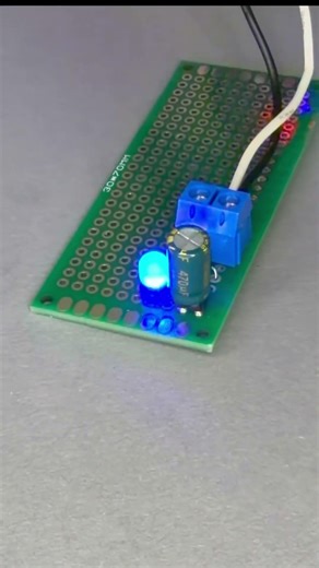 This Tiny Capacitor Controls LED Flicker 😳 #diy #electronic #experiment