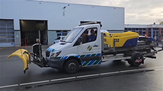 3.4K views · 25 reactions | Zie jij vandaag een strooiwagen door de Noordoostpolder rijden? 樂 Je ziet het goed! Vandaag is de vlootschouw. Al het strooimaterieel wordt getest en gekeurd. Zo zorgen we ervoor dat alles tiptop in orde is wanneer het strooiseizoen op 1 november van start gaat. Op naar een veilig strooiseizoen! | Gemeente Noordoostpolder | Facebook