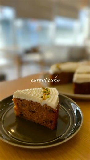 REPOS(ルポ) on Instagram: ". . こんにちは、REPOSシェフです👩🏻‍🍳 REPOSのケーキ🍰 最近、ランチ後にケーキまで召し上がってくださるお客様が増えていて、とても嬉しいです。 いつもありがとうございます☺️ 今月はキャロットケーキが1番人気🥕 「意外とキャロットケーキを食べられるお店が少なくて…」という声も多く、喜んでいただけています🫶 REPOSのキャロットケーキは、 スパイスを控えめにして、やさしい味わいに。 1台に人参2本分たっぷりすりおろしているので、しっとり食感に仕上がっています😋🥕 フロスティングもたっぷりのせていますよ◎ まだ召し上がったことのないお客様も、 ぜひ一度、REPOSのキャロットケーキをご賞味ください✨ 他のケーキも、もちろんオススメです🍰 どれにしようか迷う時間も、ぜひ楽しんでくださいね💛 そして… もうすぐNewケーキも登場しますよー🤭🍋 詳細はまたお知らせしますので、お楽しみに𓈒𓏸 本日もスタッフ一同、皆さまのご来店を心よりお待ちしております🕊️✨ #北生駒カフェ #生駒カフェ #生駒ランチ 