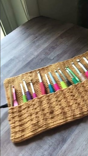 Crochet hook organizer pattern that holds alllllll your hooks