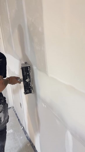 Running the @columbiatools flat box😁😁😁 #mudding #woman #drywall #construction #taping #interior #reno #satisfying #womanintrades #womaninbusiness | Bluecollarblondie